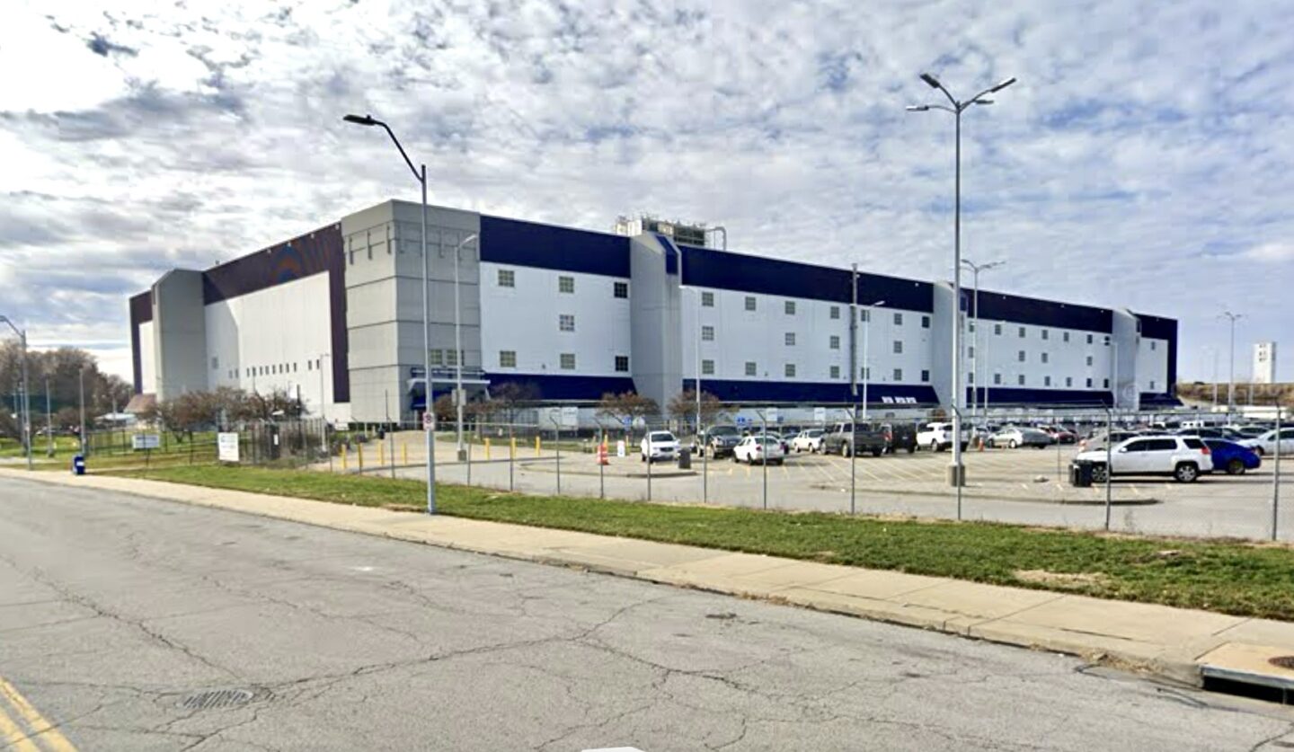 Exploring the USPS Distribution Center at 1700 Cleveland Ave, Kansas ...